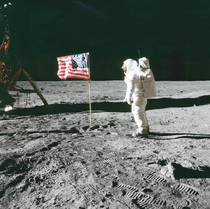 Apollo 11 Landing.jpg: The First Moon Walk - LifeCloud